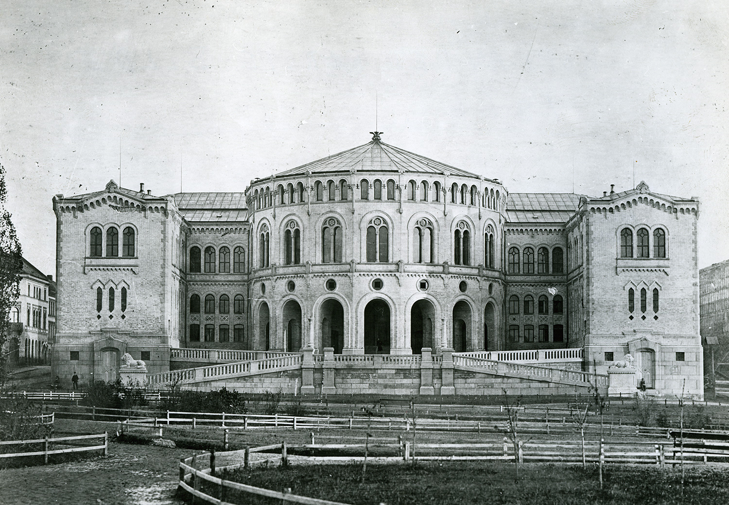 Film om stortingsbygningen - stortinget.no